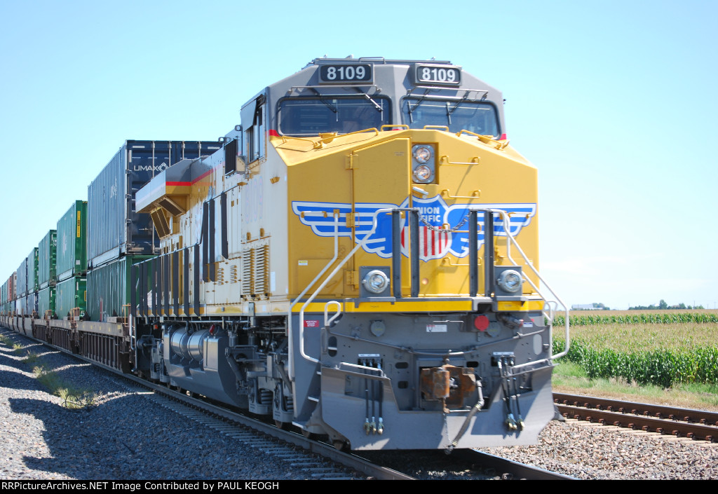 UP 8109 passes me at the grade crossing as she pulls eastbound on Main 2 crossing over to Main 1 ...
